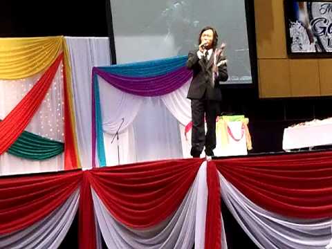 Kwm Lis (Nuj Nplhaib) singing at Hmong new year 2011-2012 - YouTube