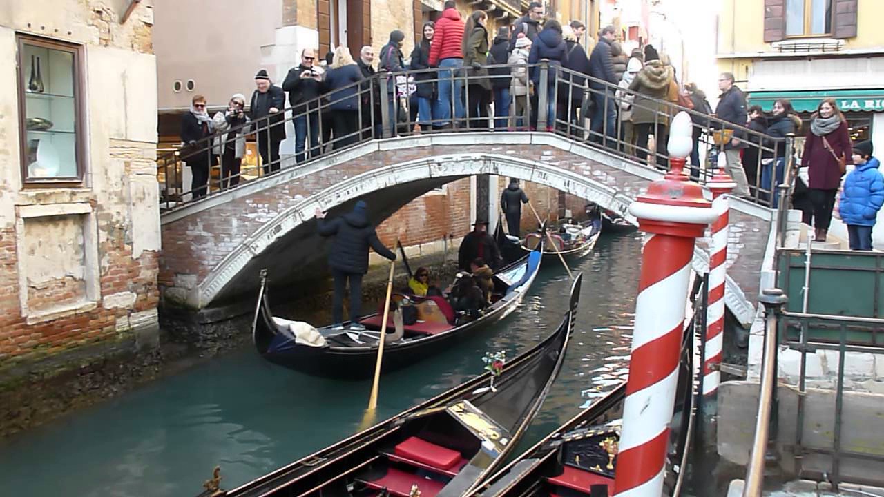 Singing Gondola, Venice New Year 2017 - YouTube