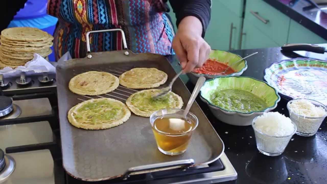 Deliciosas picaditas con salsa verde y roja - La receta de la abuelita ...