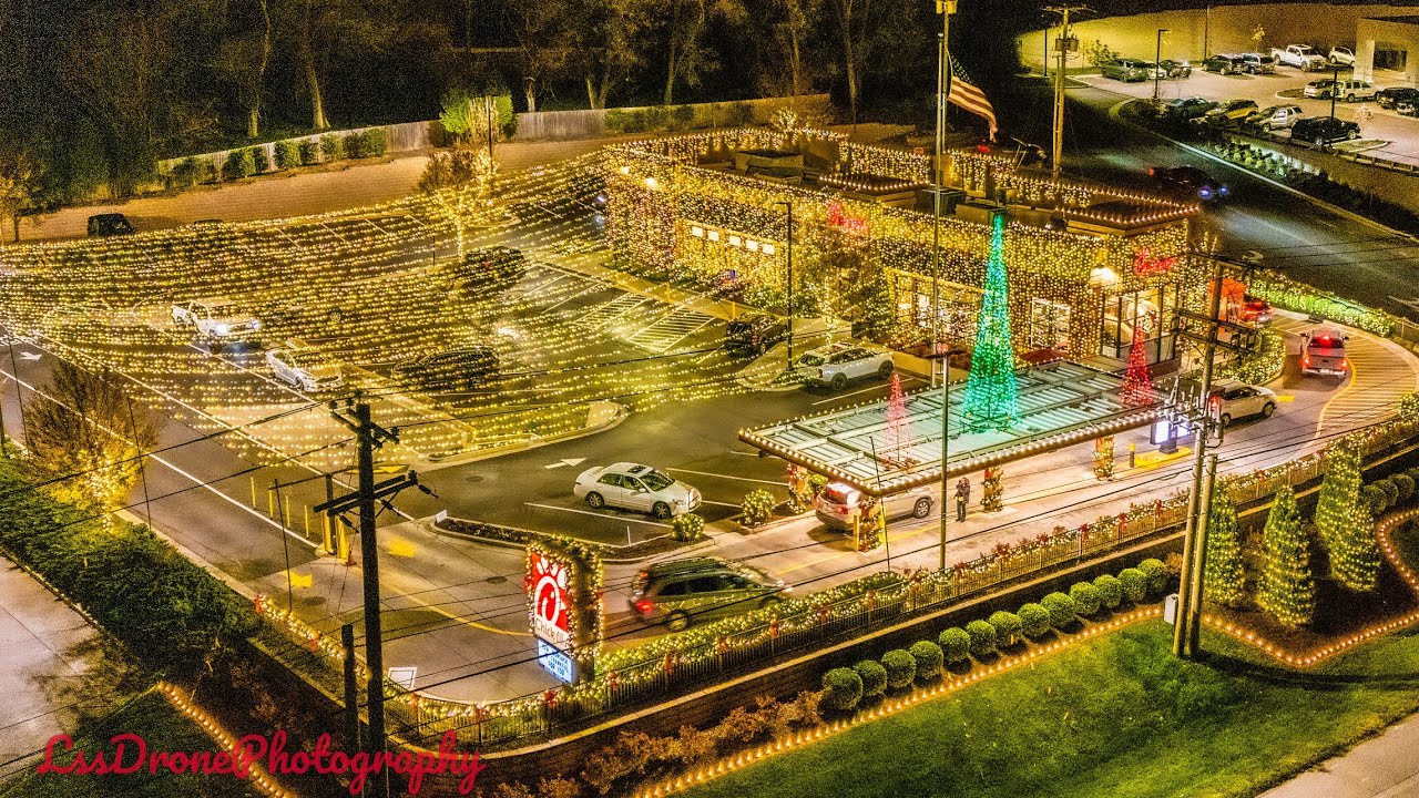 Chick-Fil-A restaurant in bonsack, Virginia with over 100,000 lights on ...