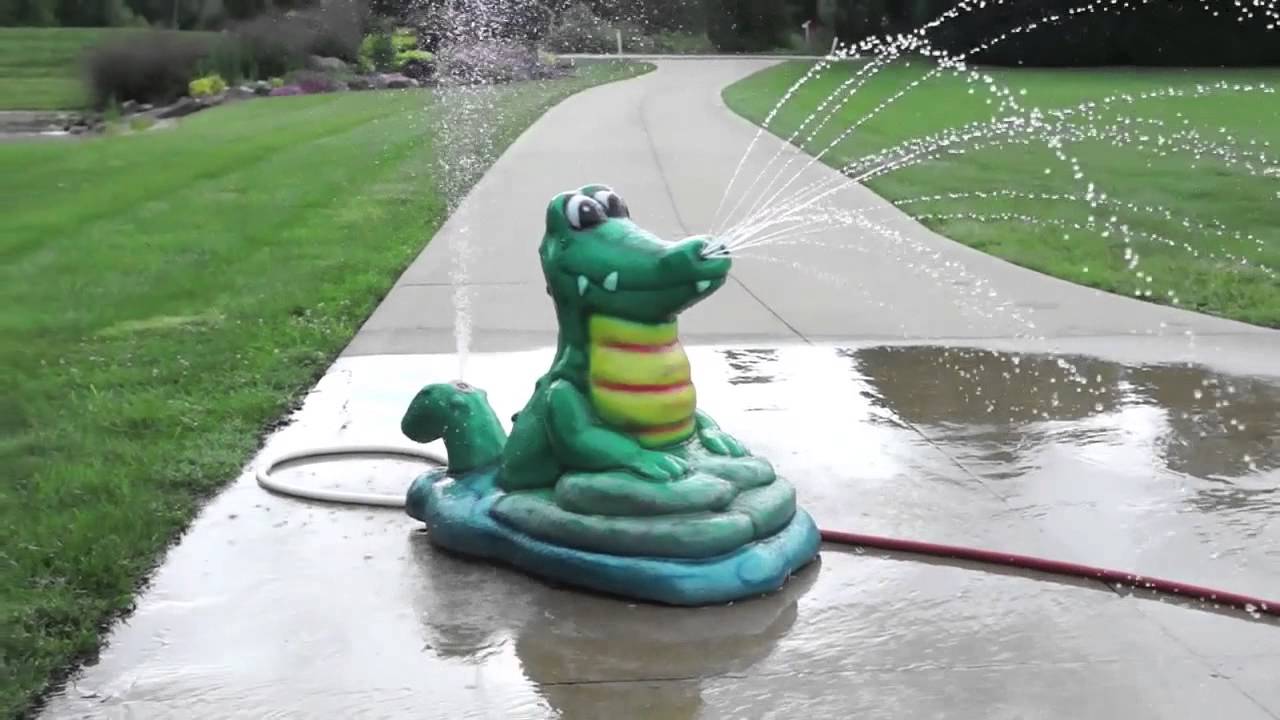 My Portable Splash Pad Spray and Play Alligator - YouTube