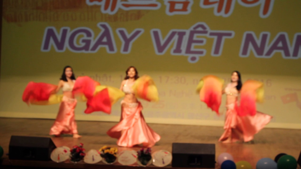 Korean dancing - YouTube