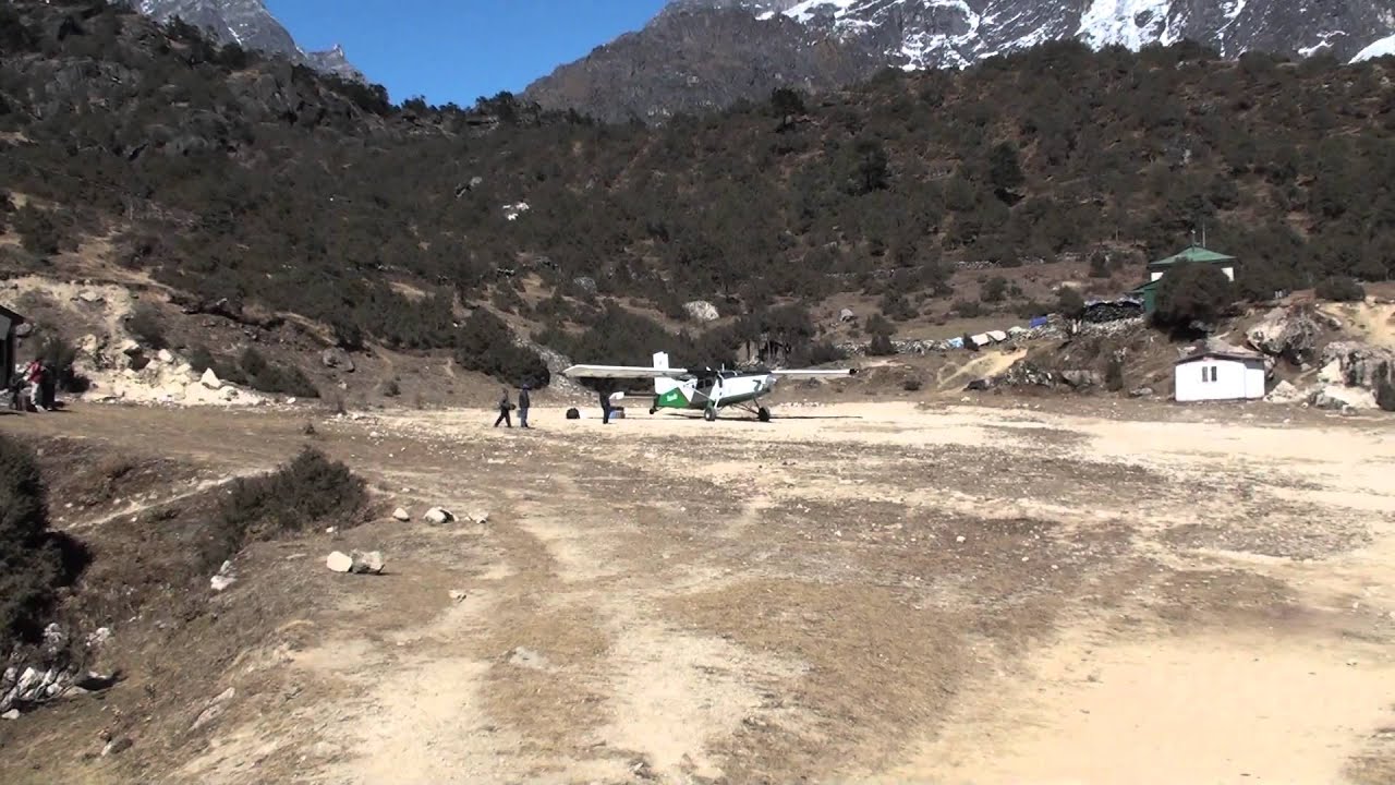 Syangboche Airport 3748m. Landung und Start. - YouTube
