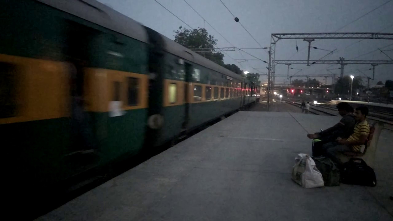 12570 ANVT JYG Garib rath Departing from Aligarh Jn. - YouTube