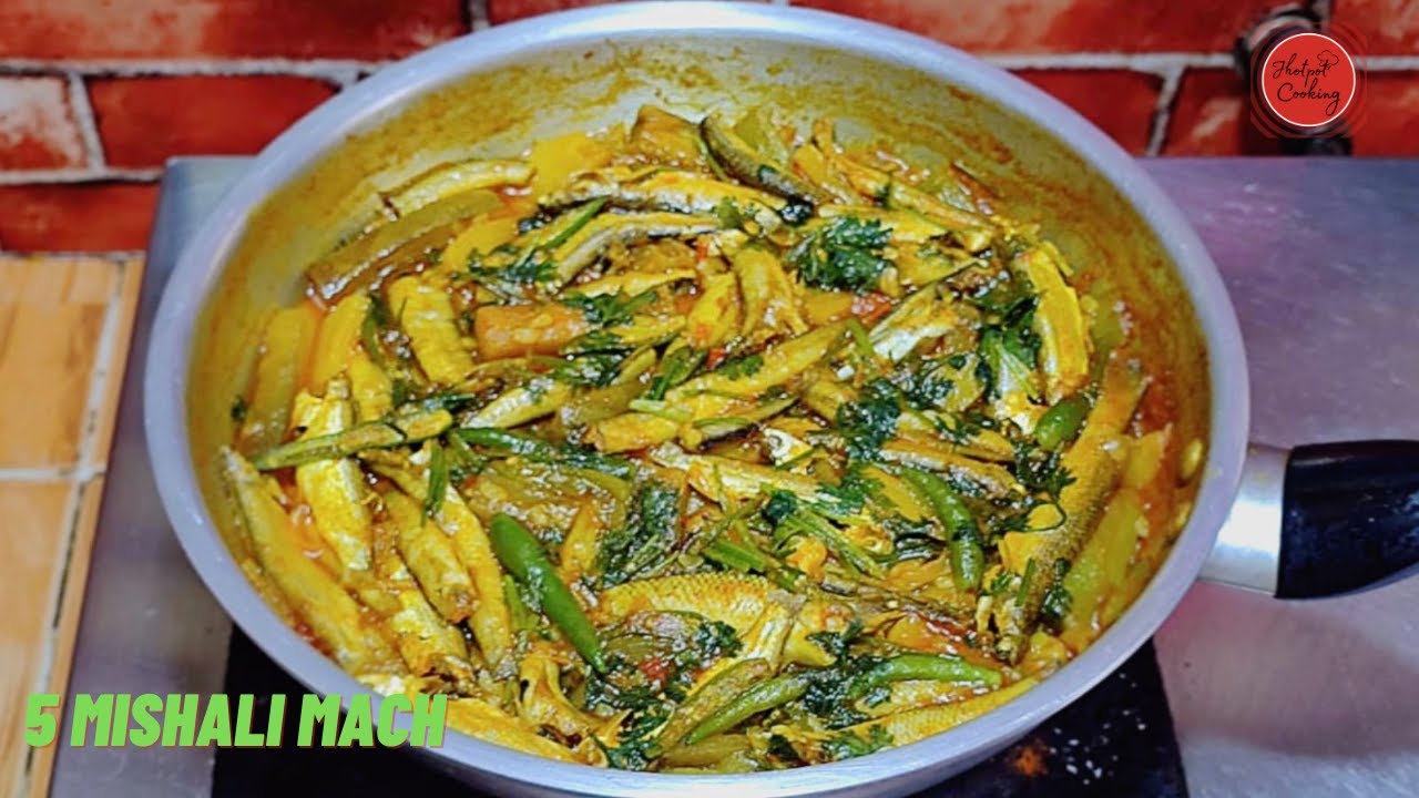 নদীর ছোট মাছের চচ্চড়ি । পাঁচ মিশালি মাছের চড়চড়ি । Jhotpot 5 mishali ...