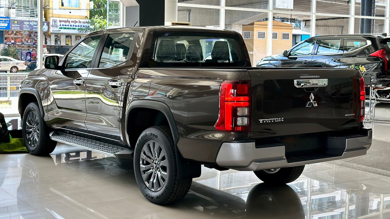 All new Mitsubishi Triton GLS Pickup New Color Review Interior and ...