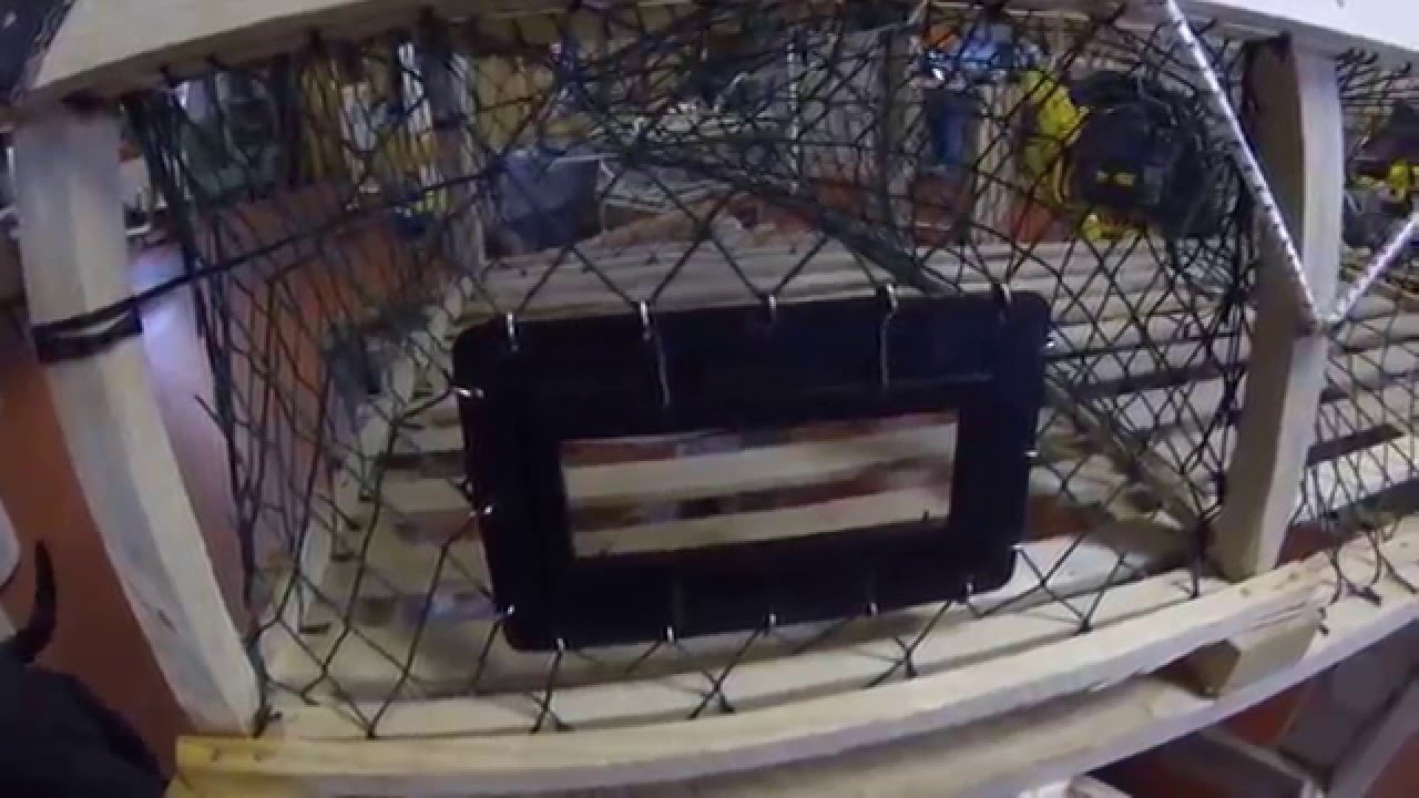 BUILDING ROUND LOBSTER TRAPS!! - YouTube