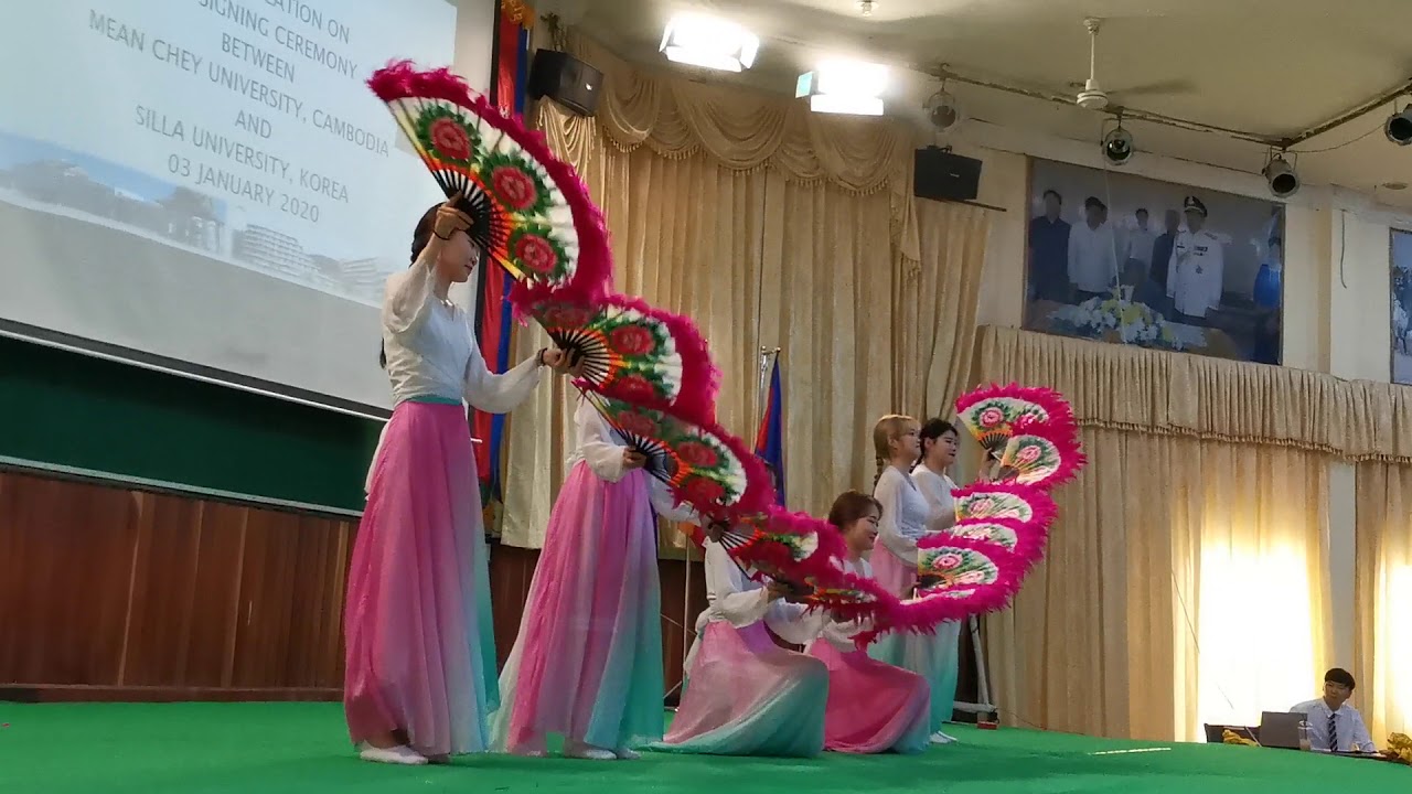 Korean traditional dance in Mean Chey University - YouTube