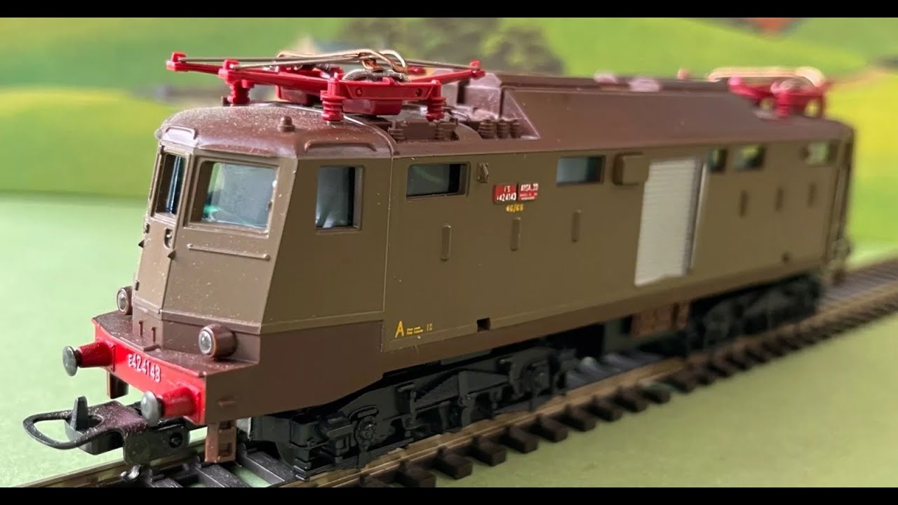 Lima FS E424.143 Electric Locomotive pulling Rivarossi "Corbellini ...