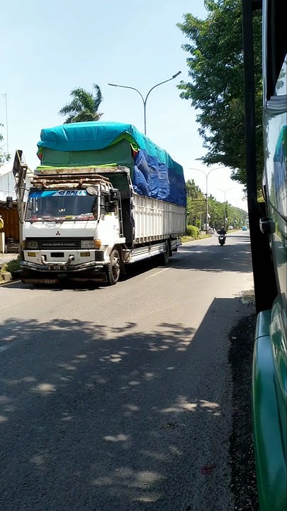 Truk Tronton Fuso Bermuatan Penuh Dan Tinggi Melaju Cepat Oleng 😱 #shorts #trending #subscribe ...
