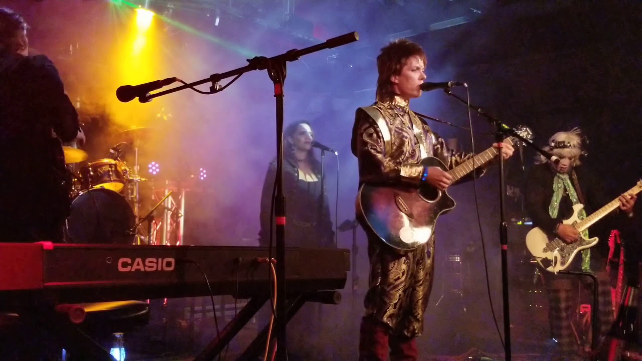 The Band That Fell To Earth performs STARMAN - YouTube