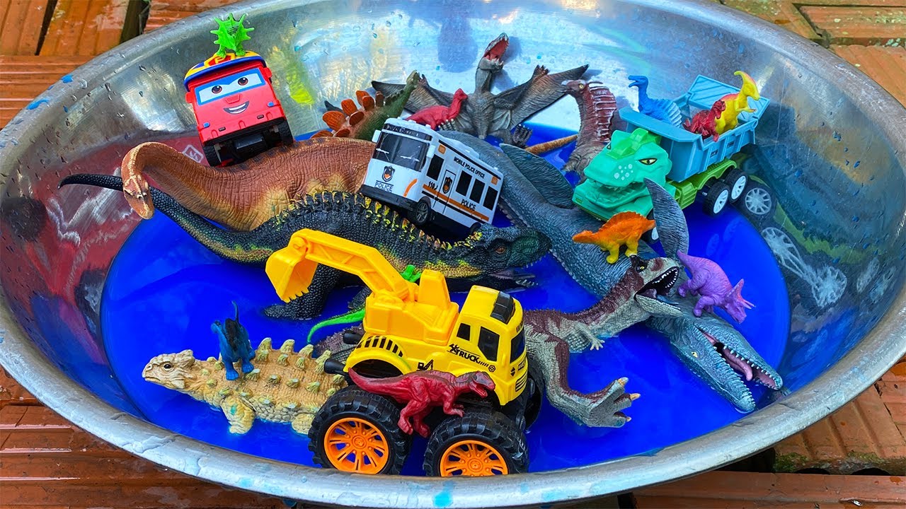 Disney Pixar Cars fall into the water: Lightning McQueen, Truck ...