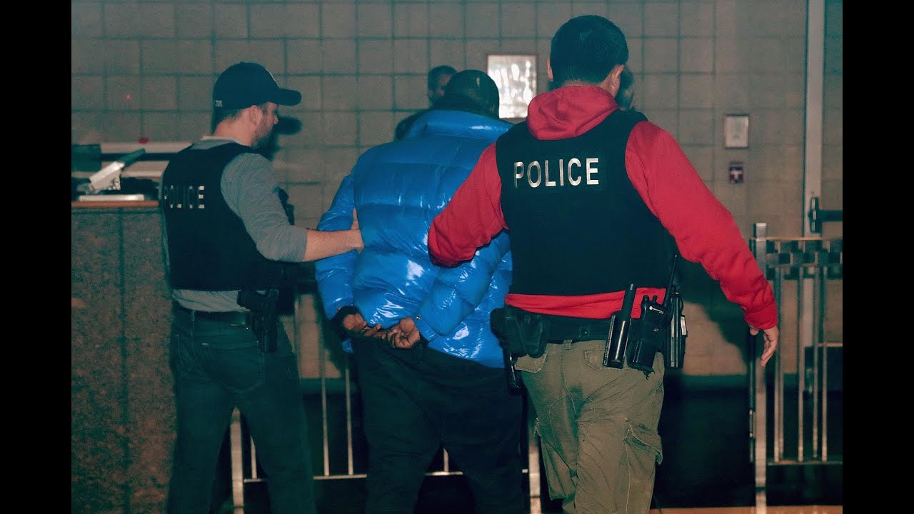 R. Kelly turns himself in to Chicago police - YouTube