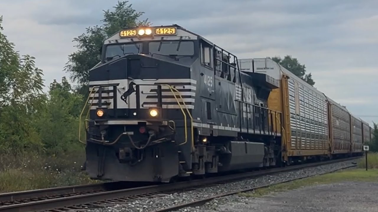 NS #4125 (AC44C6M) leads NS 31M south through Wyandotte, MI, Horn Show! (9/9/23) - YouTube