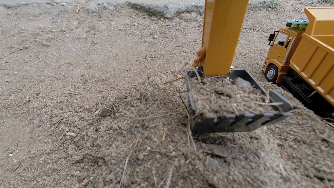 HUlNA gom dọn cát xà bần. HUlNA collects sand and debris. - YouTube