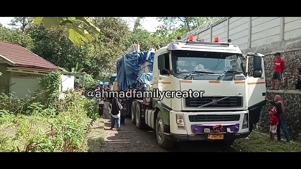 Mobil trailer jenis volvo yang membawa travo 100 ton sudah sampai ...