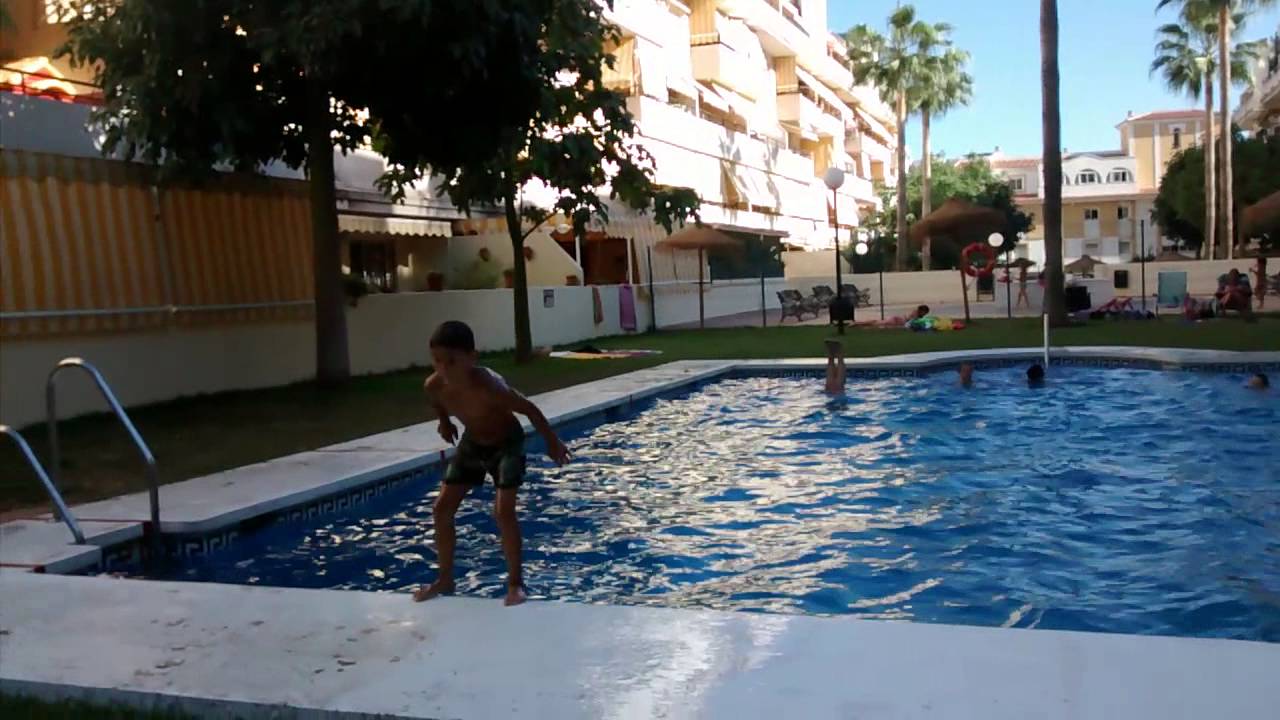 Saltos locos en la piscina - YouTube