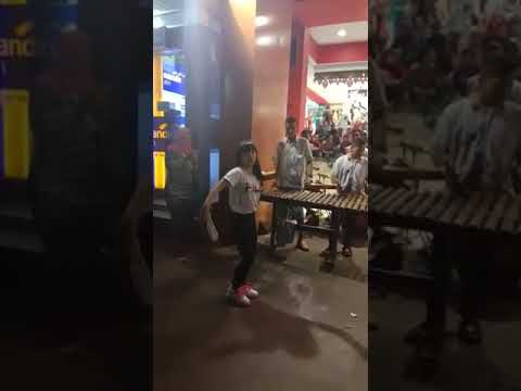 pengamen bikin sangek goyangnya