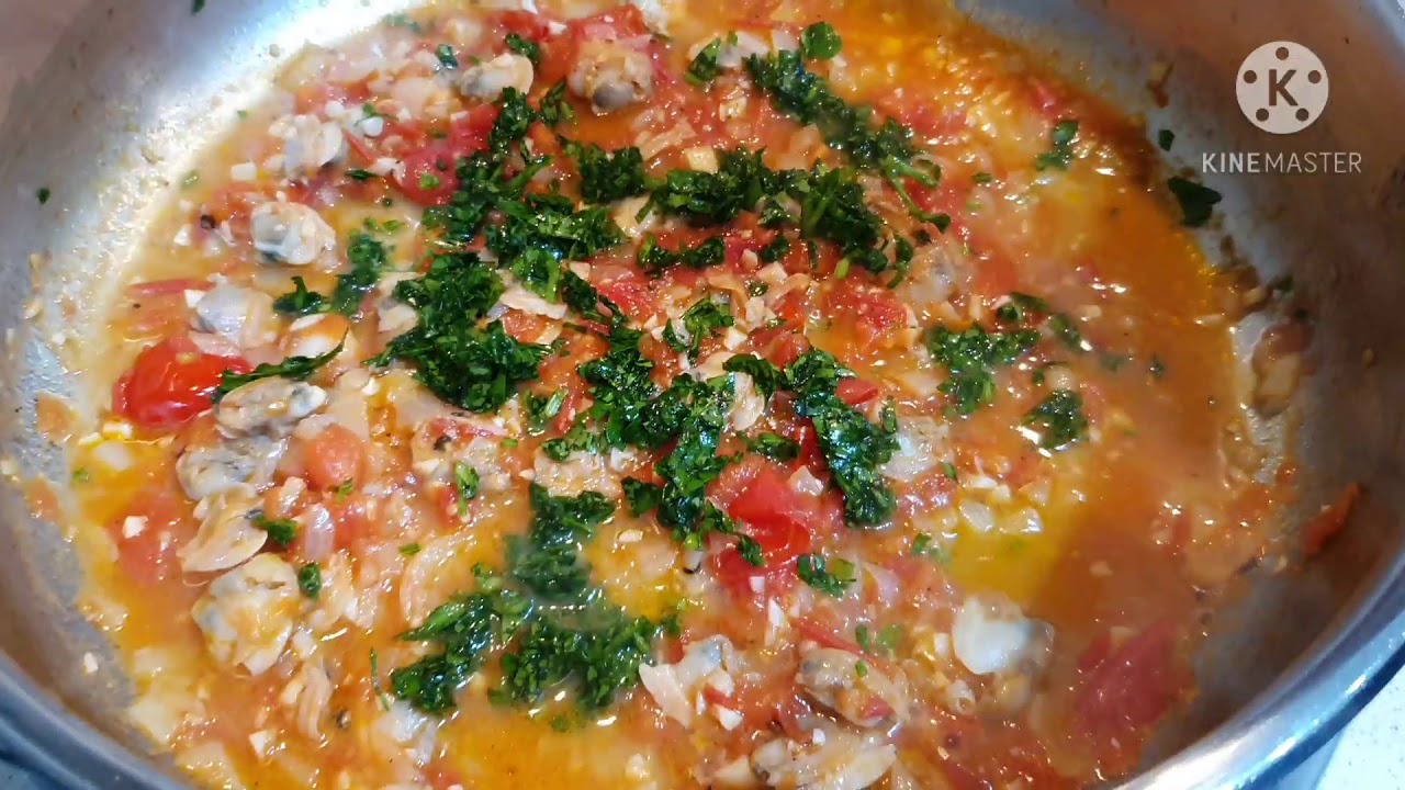 Italian Spaghetti with Halaan Clams (Vongole) And Fresh Tomatoes - YouTube