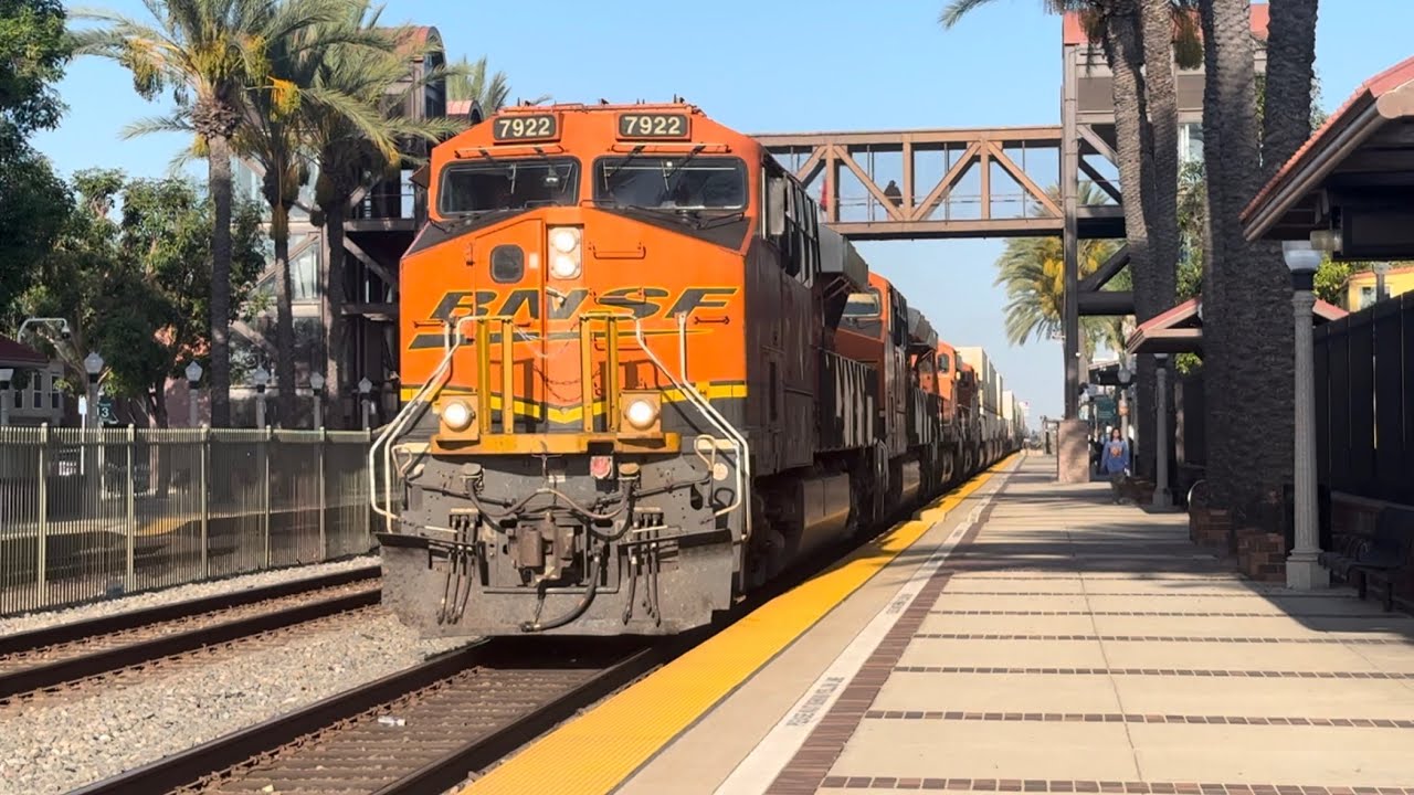 Train Meet! BNSF 7922 ES44C4 Leads BNSF Z-Train in Fullerton & AMTRAK ...