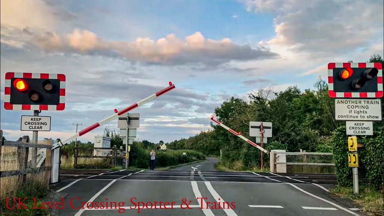 A Few Evening Trains at Pirton Level Crossing, Worcestershire - YouTube