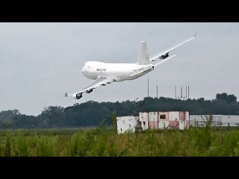 Boeing 747 pilots fly to low