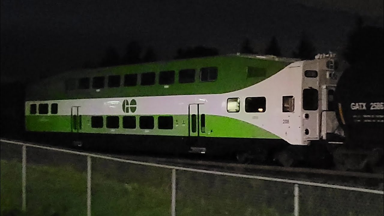 (Repainted GO Transit Cab Car 208!) (Dual Ex-CitiRails) CN 570 - 3977 ...