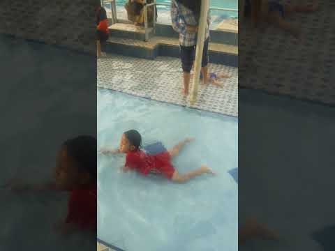Naila mandi berenang dengan dedek kecil