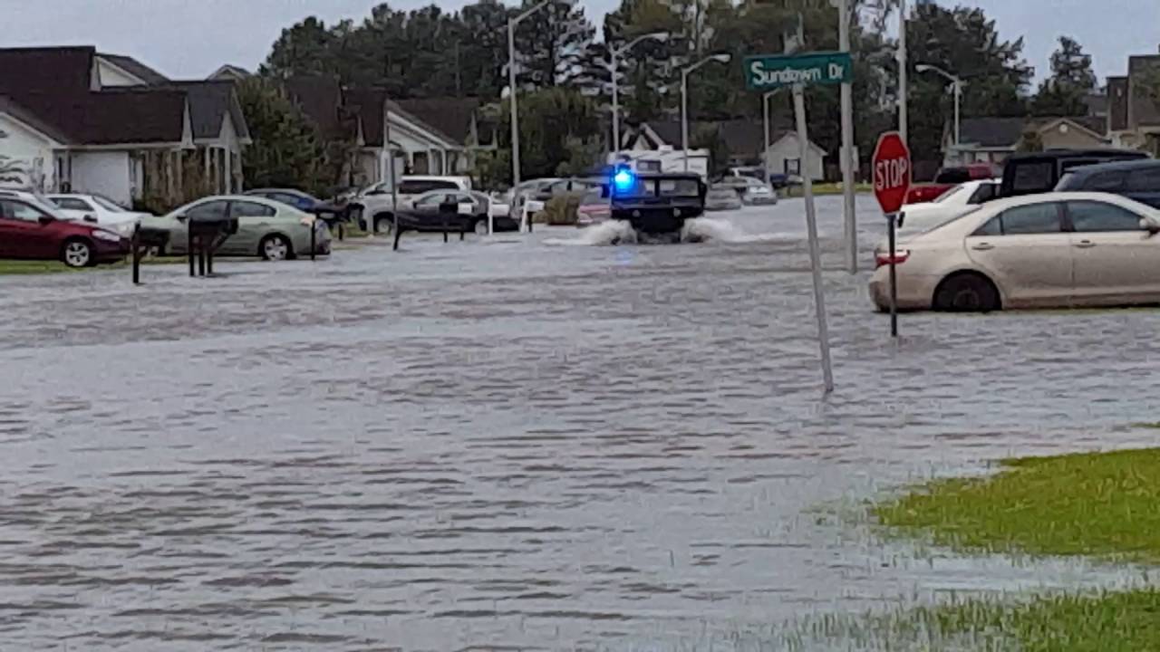 Police Hummer driving through flood water. - YouTube