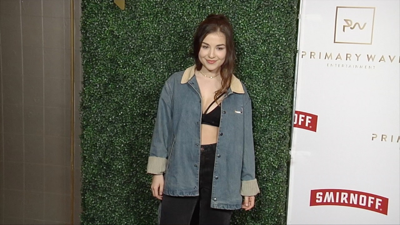 Esther 'Ezi' Zynn 2017 Primary Wave Pre-Grammy Event Red Carpet - YouTube