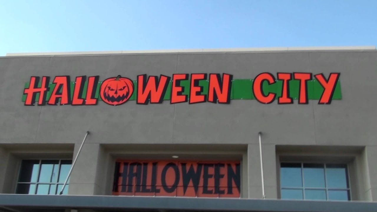 A VISIT TO HALLOWEEN CITY - YouTube