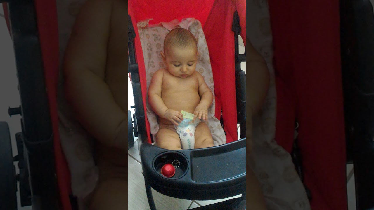 Bebê tirando a fralda - YouTube