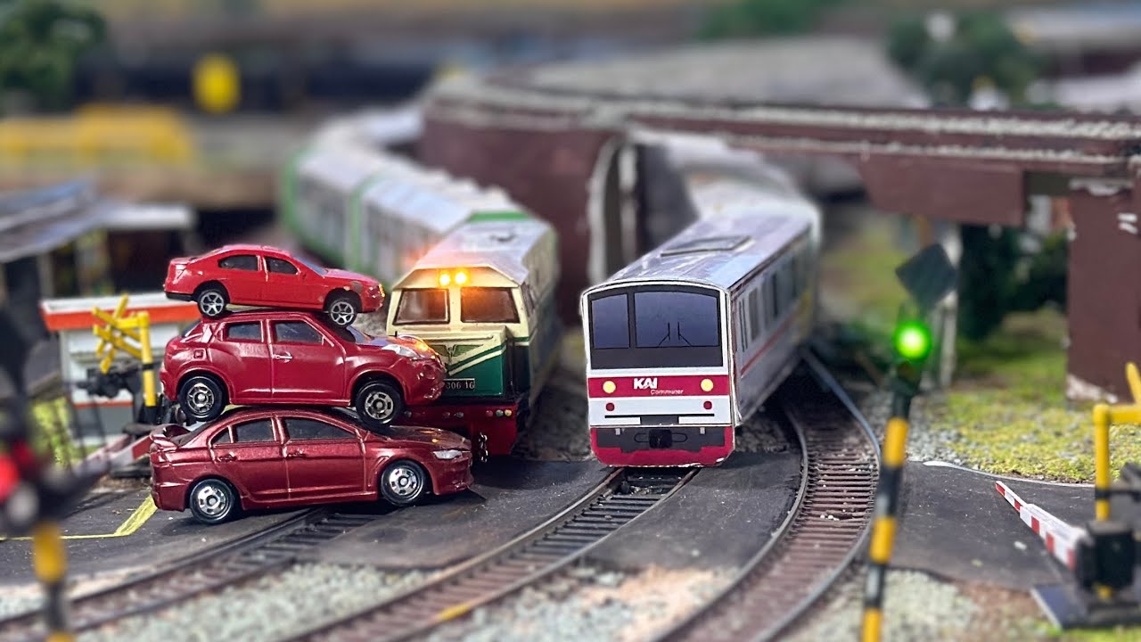 Drama kereta api BB301,BB306& KRL Commuterline Anjlok menabrak Mobil ...