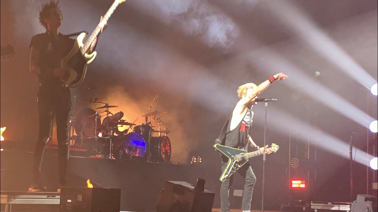 Sum 41 - War (Live In London) - YouTube