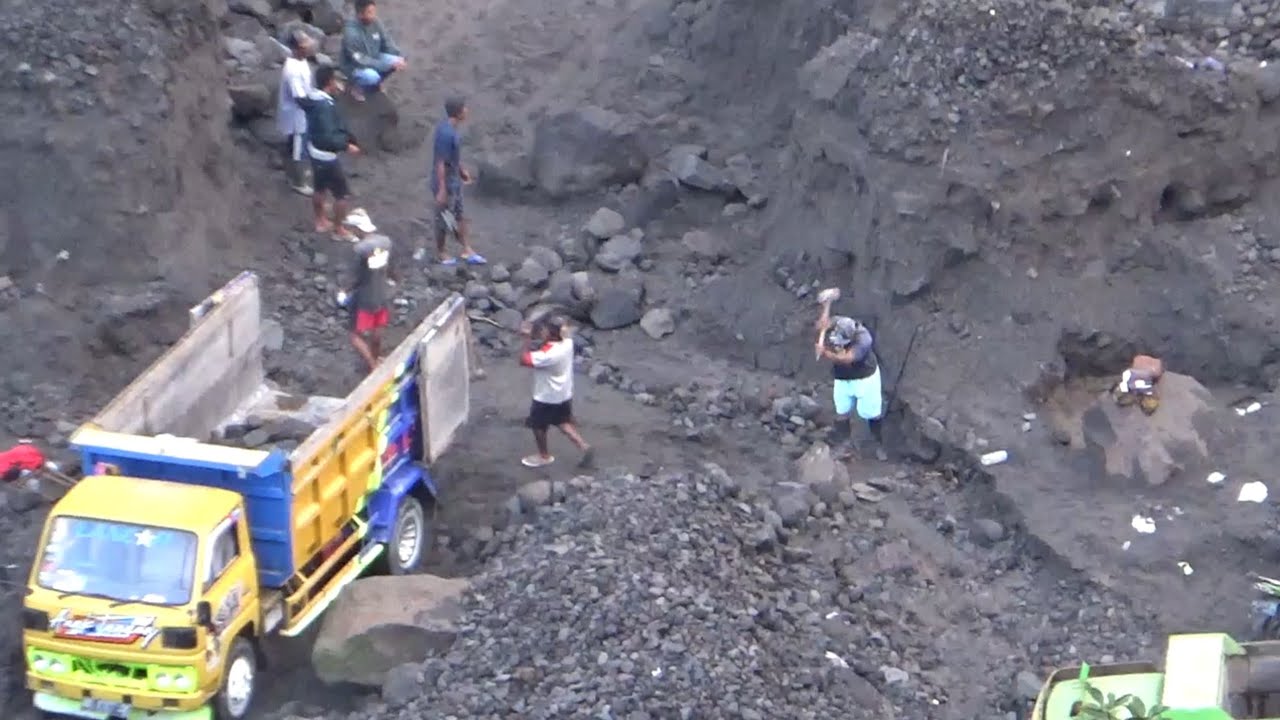 Aktivitas Tambang Pasir Merapi Menggeliat Pasca Lebaran 2023 - YouTube