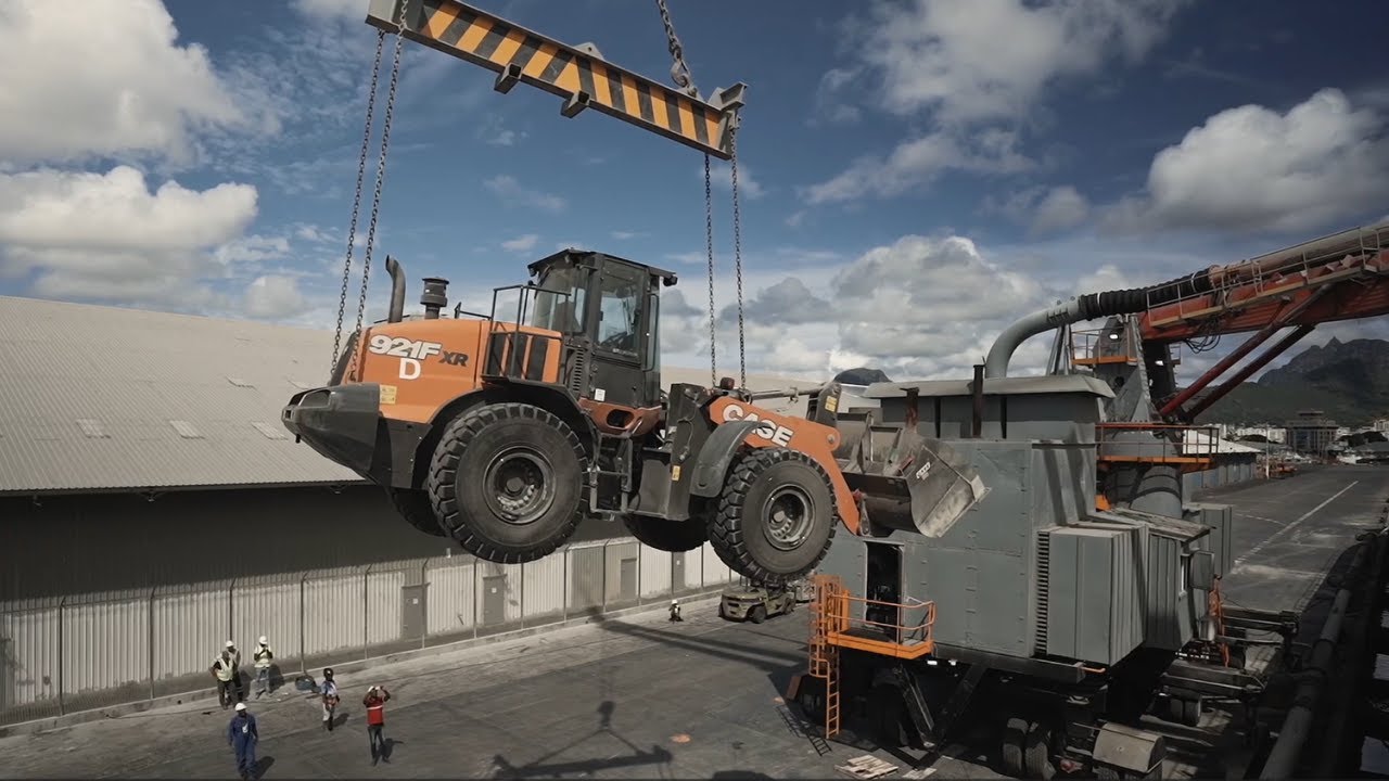 Africa: The latest generation of CASE 921F XR Wheel Loader in action at ...