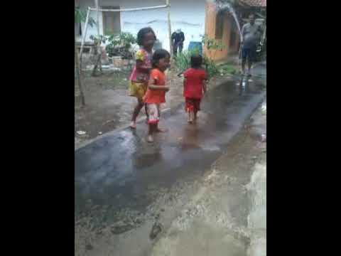 Mandi basah basahan ank anak kecil lucu.