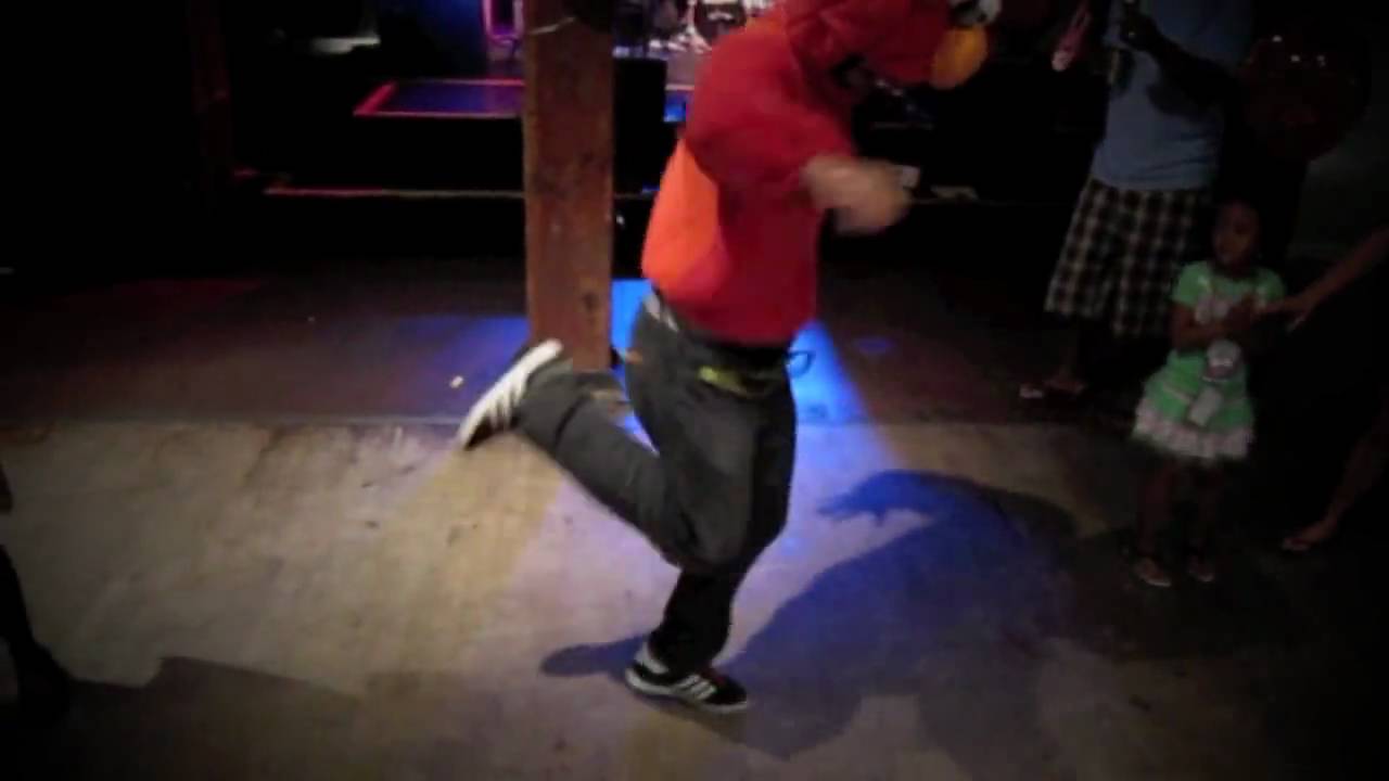 breakdancing elmo - YouTube