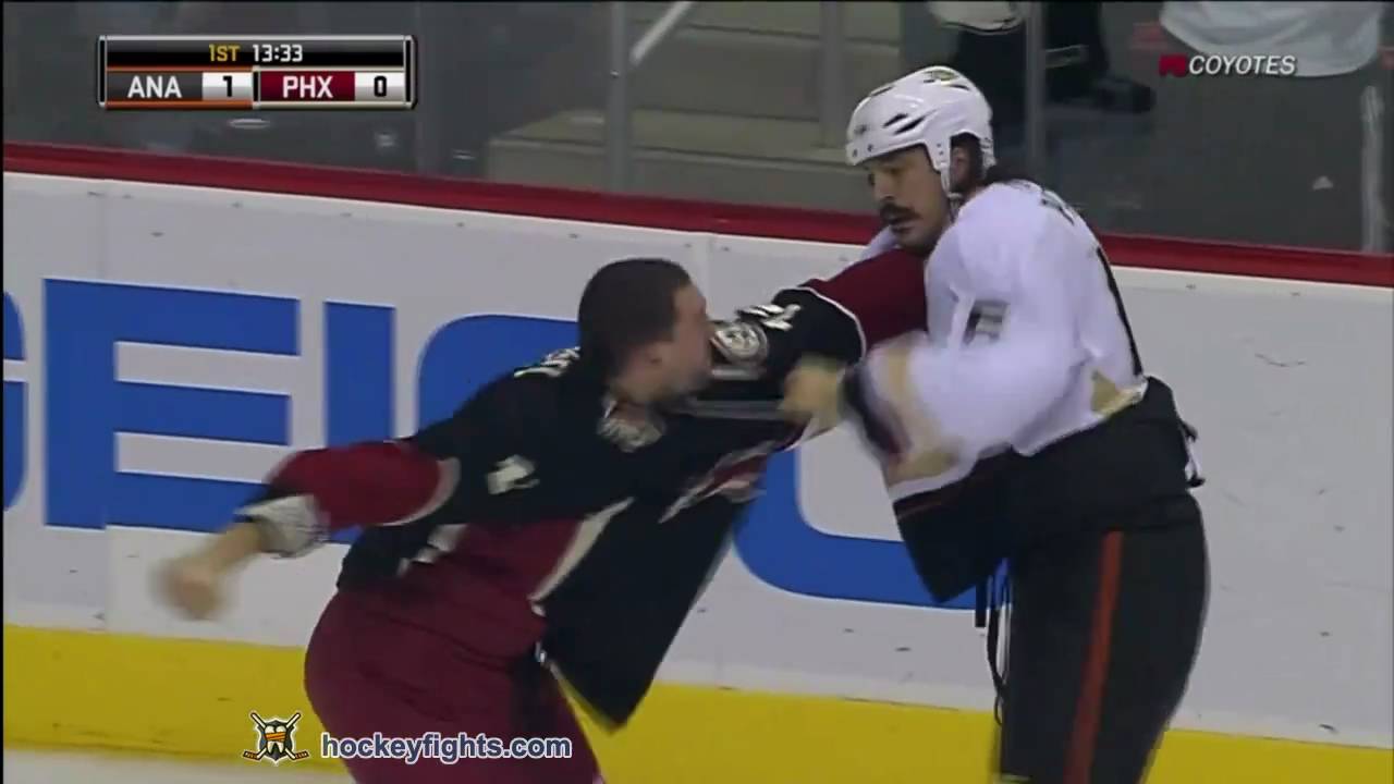 George Parros vs Paul Bissonnette Dec 28, 2010 - YouTube