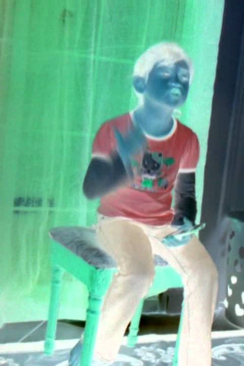 Alien singing beauty and a beat - YouTube