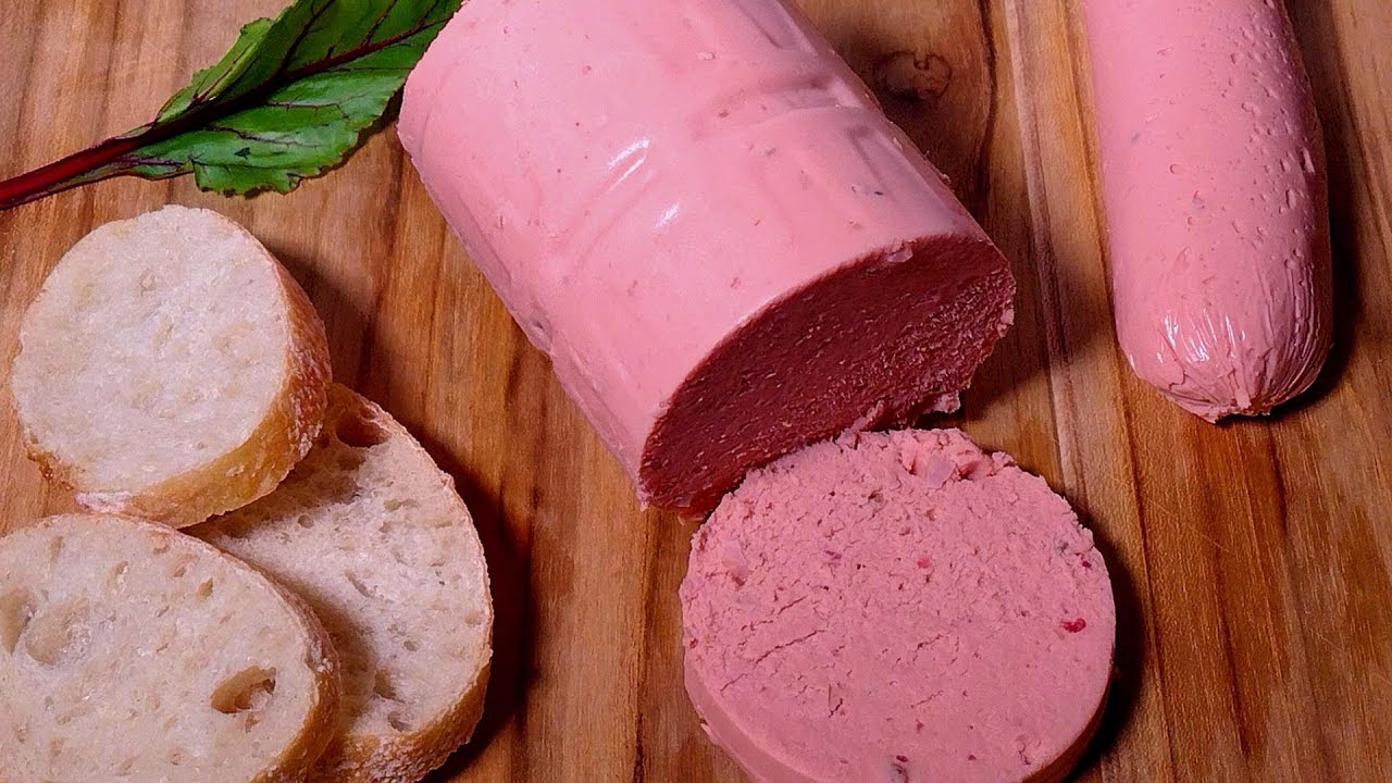 "Mortadela" de pollo y paté caseros, con un tinte de remolacha natural ...