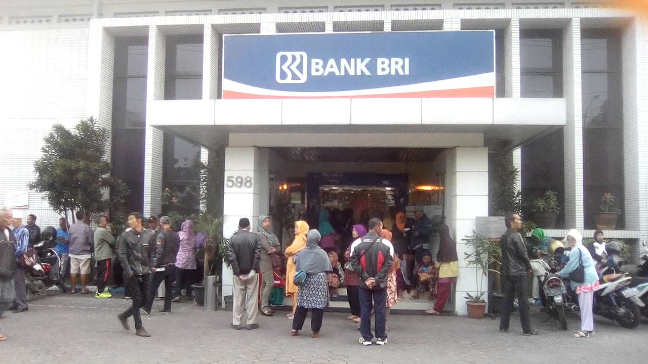 Ngantri di bank BRI Cimahi - YouTube
