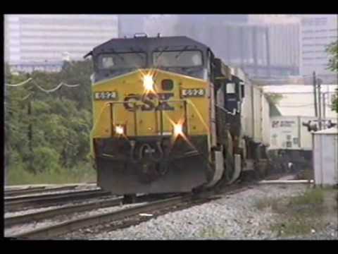 CSX CW60AC blowing horn at Bush St - YouTube