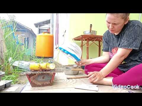 моя мама готовит шашлычёк😋