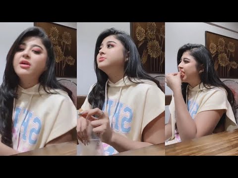 cantik nya tante Riska sambil makan gorengan