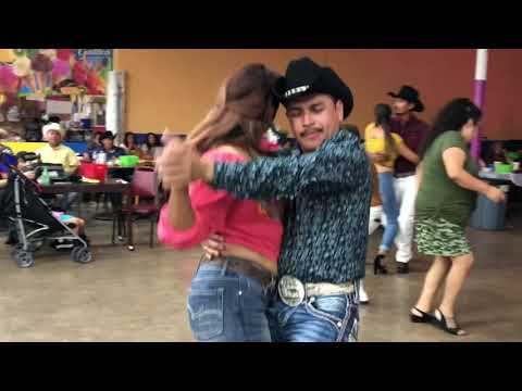 Bailando al ritmo de la Banda! Que chulada asi baila Ernesto y Lizbeth