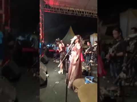 Desi tata live Alun Alun gandrungmangu