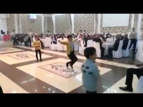 Ekiz uşaqlardan mötəşəm rəqs