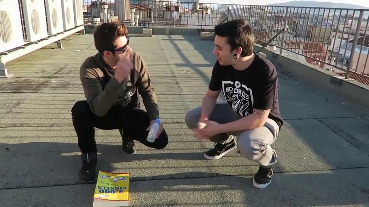 AURONPLAY QUEMA EL LIBRO DE CHISTES - YouTube