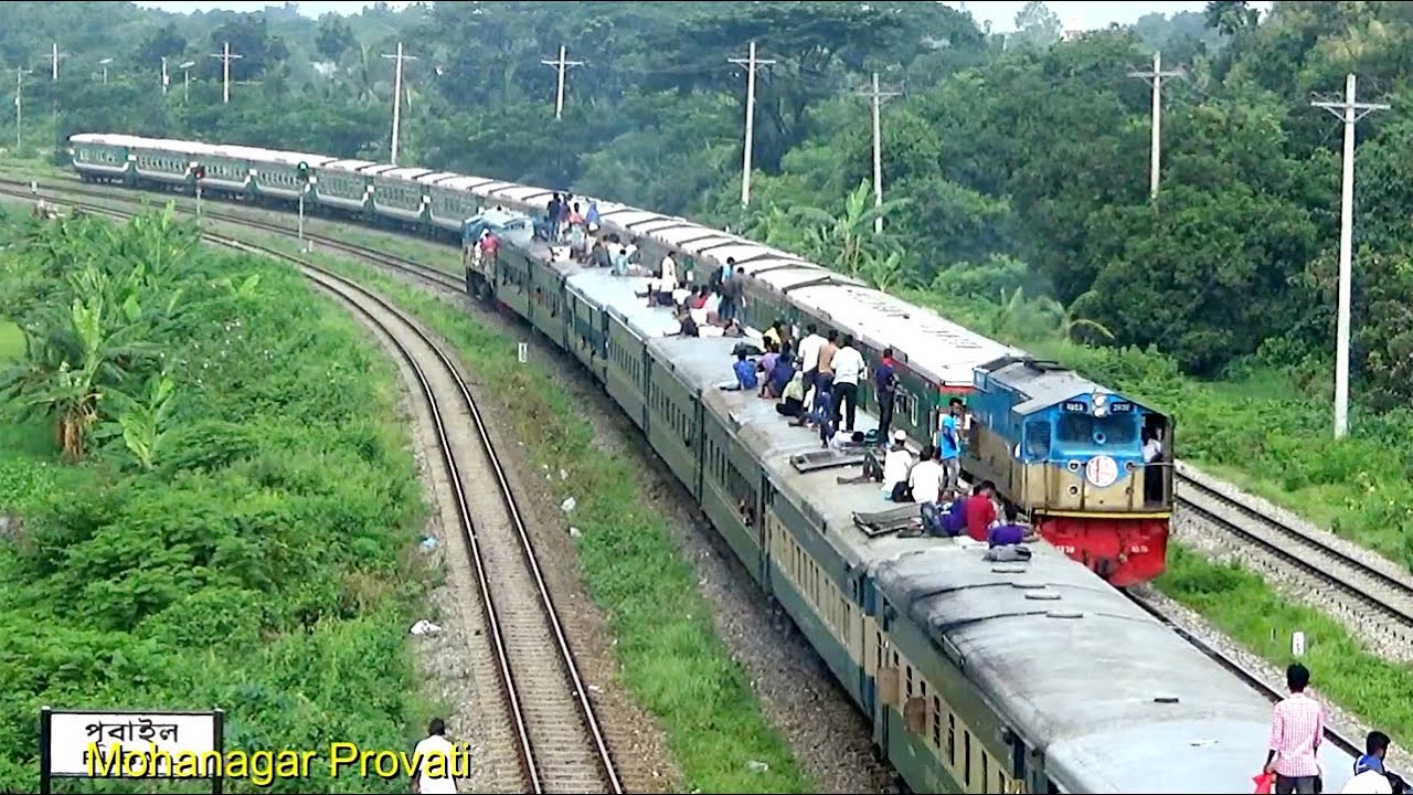 Semi Non Stop Mohanagar Provati vs Titas Commuter Crossing a Pubail ...